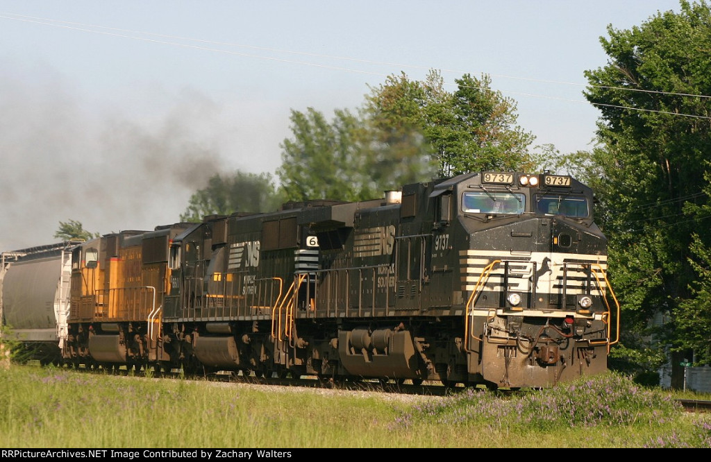 NS 9737 6611 UP 4243